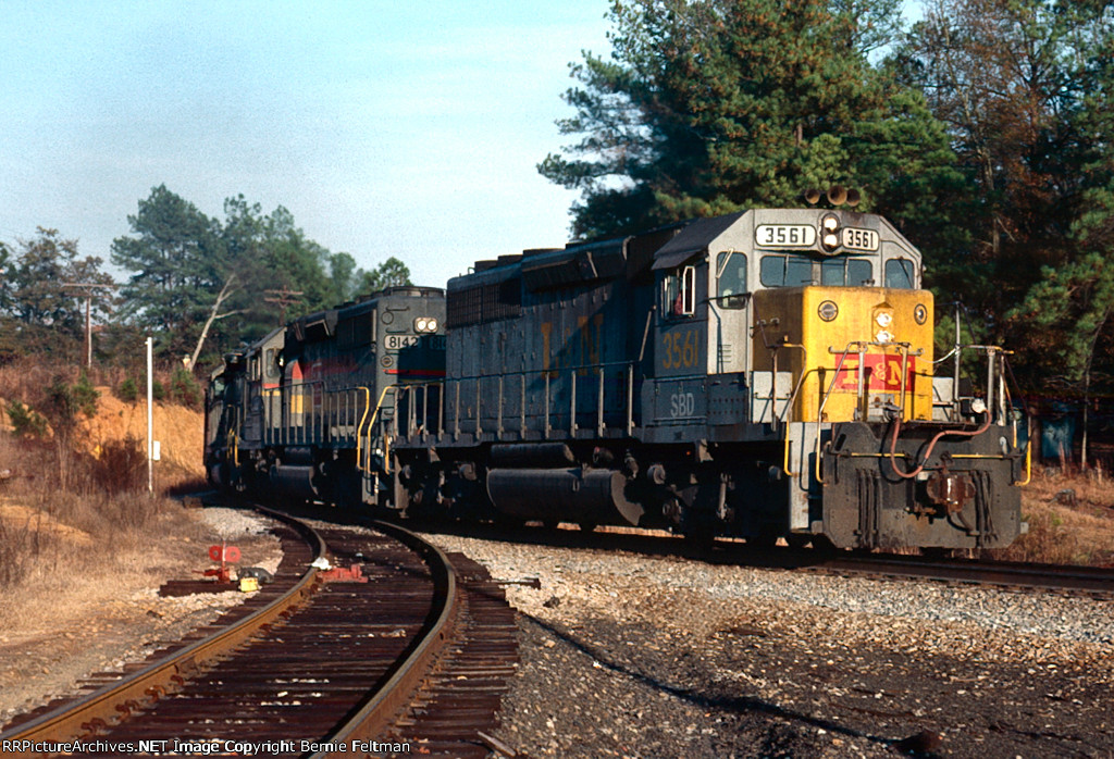 Louisville & Nashville (Seaboard System) SD40-2 #3561 leads a Crystal River (FL) bound coal train